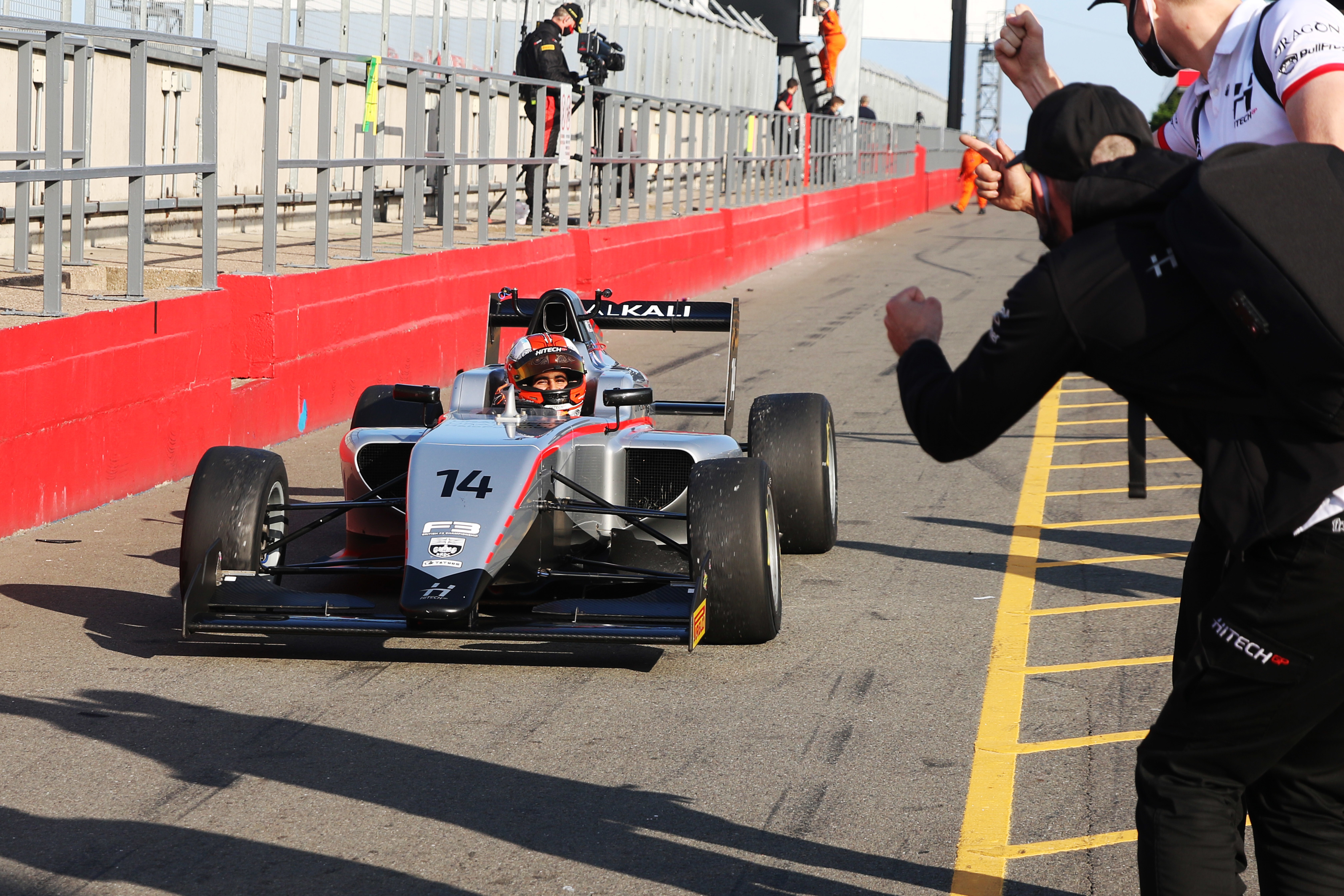 Maini extends British F3 championship lead with Donington victory ...
