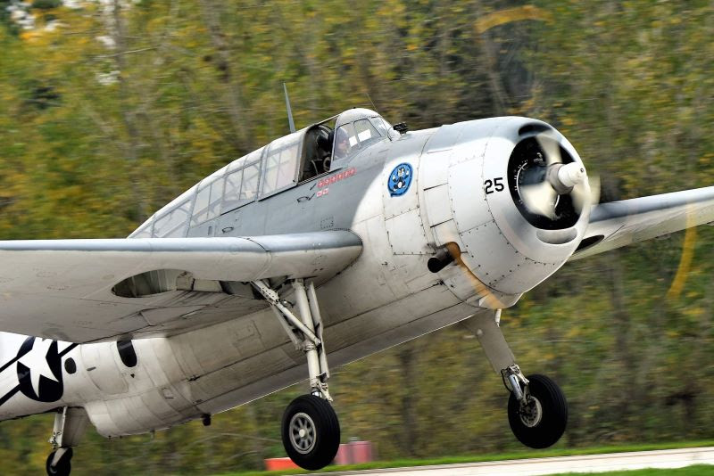 Historic sportscars, legendary Aircraft @ 12 Hour at Sebring Pistons ...